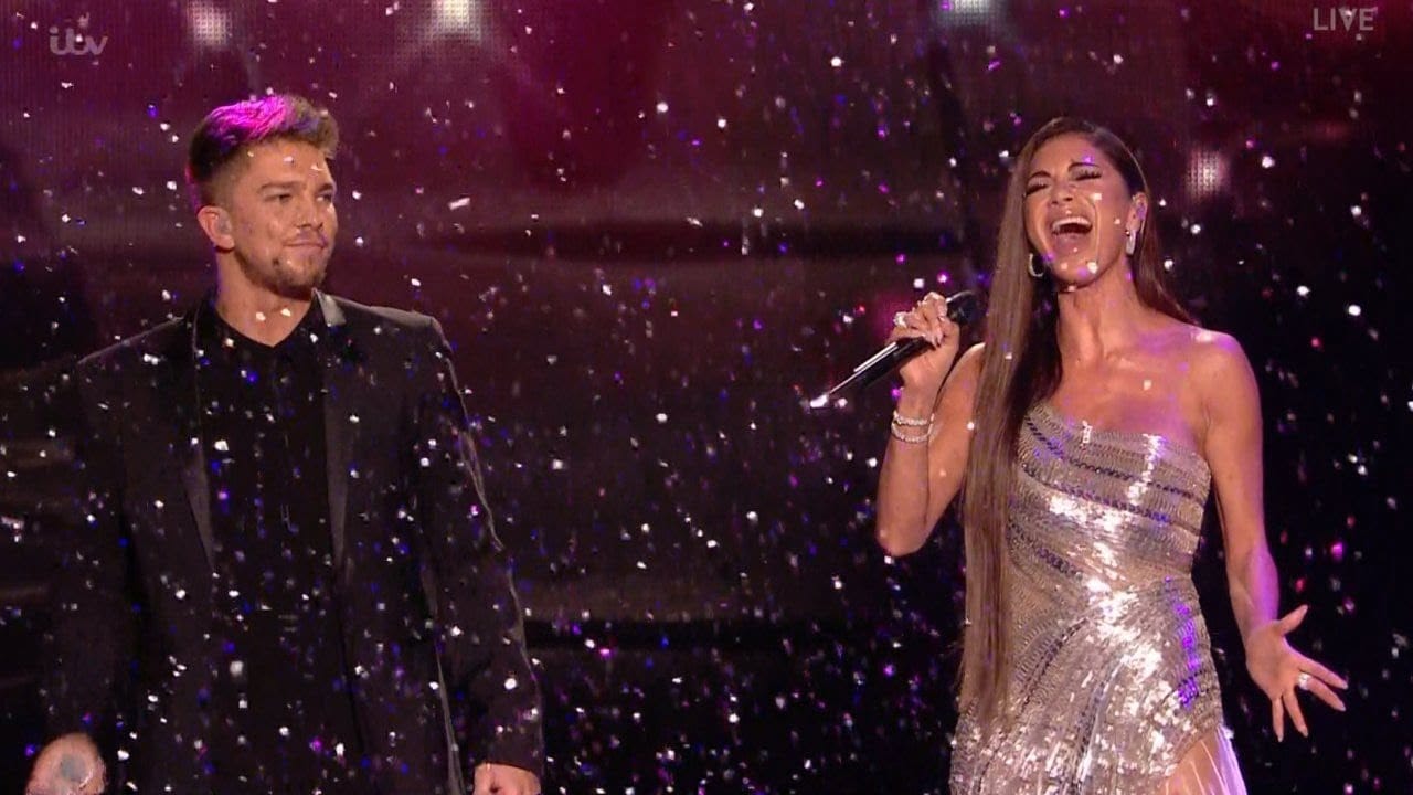 Az X-Faktor győztese és Nicole Scherzinger úgy énekli a Purple Rain ...