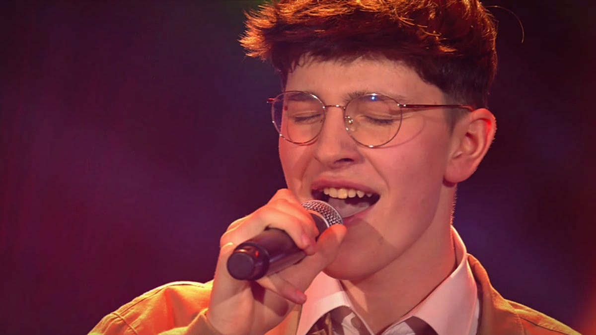 A 15 éves fiú úgy énekli Elton John dalát, hogy azt az énekes is állva ...